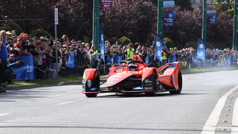 Premieră în România, la Timișoara: drive show cu un monopost de Formula ...