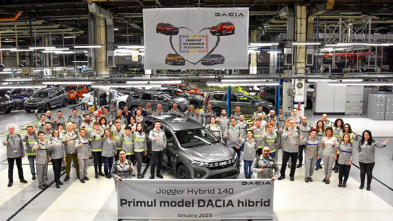 Fabrica de la Mioveni a început producția primului model Dacia hibrid